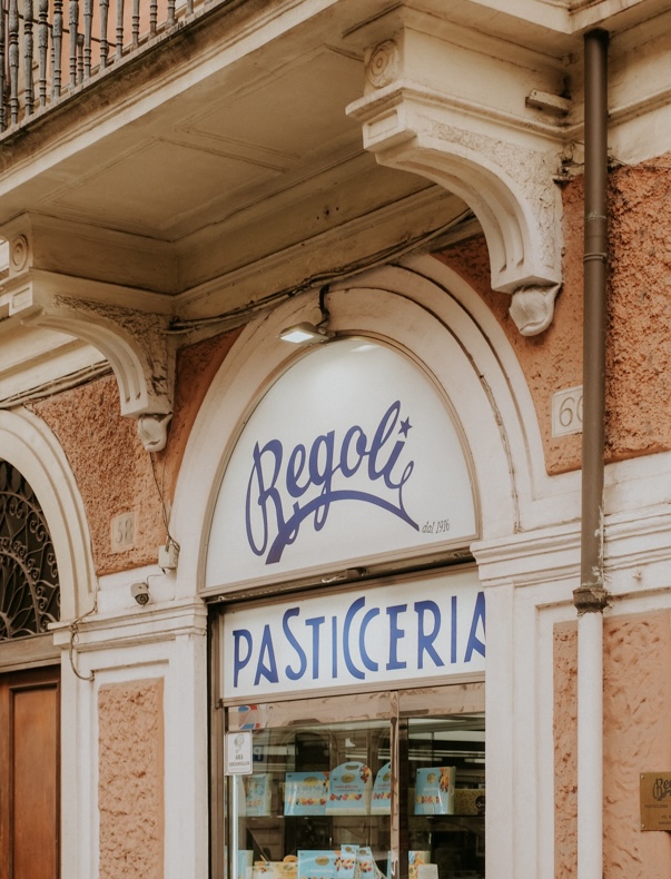 羅馬人的早餐：1916年創立的老牌烘焙坊 Regoli Pasticceria 生乳包 - FLAT43